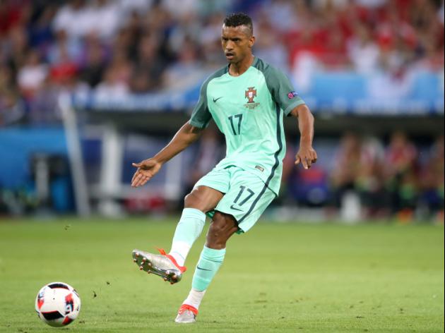 Valencia sign Nani on three-year deal