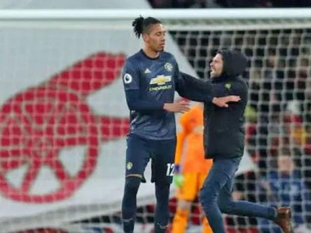 Arsenal pitch invader who shoved Man Utd star revealed as Tyson Fury's ...